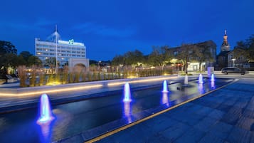 Fachada da propriedade à noite
