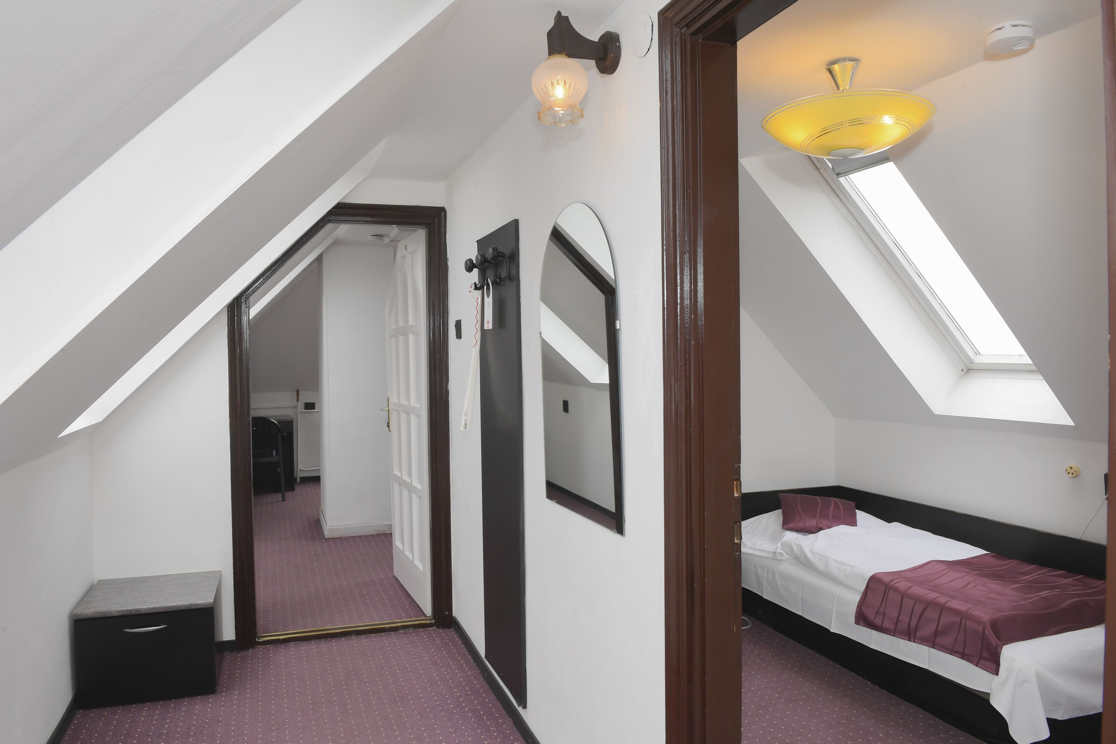 Cofre no quarto, secretária, cortinas/cortinados opacos 