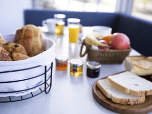 Pequeno-almoço tipo buffet diário (12 EUR por pessoa) 