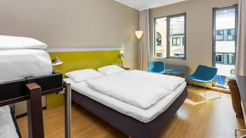 Quarto Familiar, não fumadores | Camas de colchão pillowtop, secretária, roupa de cama fornecida