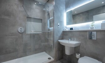 Quarto luxo, 1 cama King | Banheiro | Chuveiro/banheira combinados, banheira de imersão