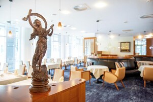 Pequenos-almoços, almoços, jantares servidos, cozinha internacional 