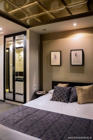 Quarto Individual | Cofre com capacidade para portátil, cortinas/cortinados opacos