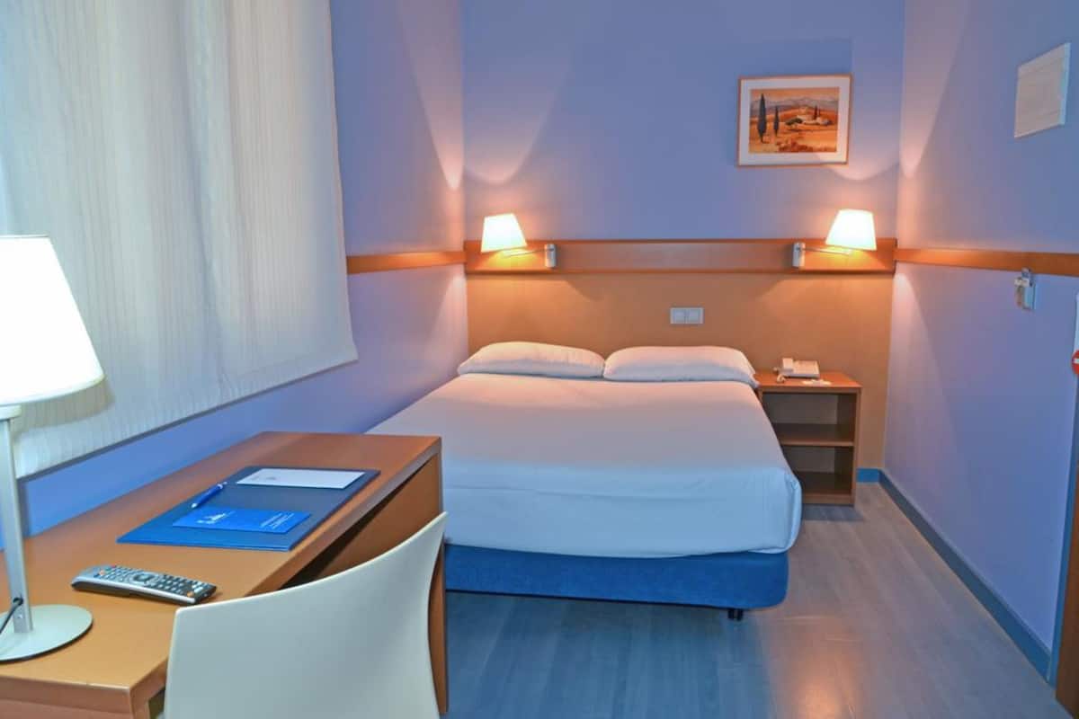 Quarto Individual | Cofre no quarto, secretária, quartos insonorizados
