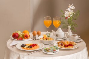 Pequeno-almoço tipo buffet diário mediante uma taxa 