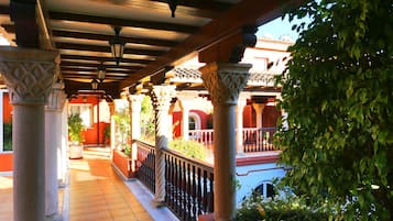 Terraço com espreguiçadeiras