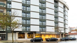 Um hotel com design moderno, apresentando uma fachada curva e várias varandas.
