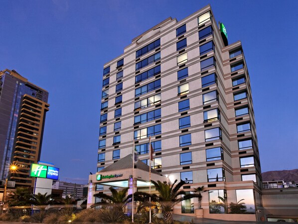 Um hotel de vários andares com design moderno, com uma placa Holiday Inn Express bem visível.
