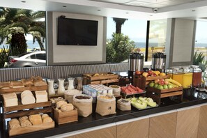 Café da manhã com buffet grátis todos os dias
