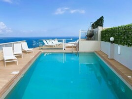 Piscina exterior, guarda-sóis, espreguiçadeiras 