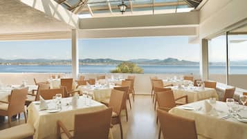 4 restaurantes, pequenos-almoços servidos, cozinha mediterrânica