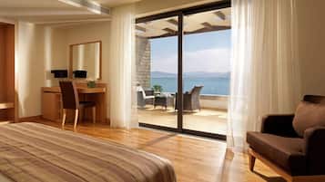 Quarto Deluxe, vista para o mar | Minibar, cofre no quarto, com decoração personalizada