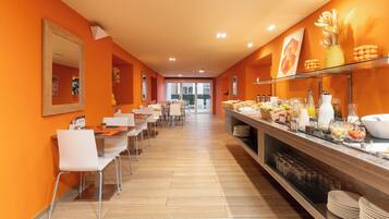 Café da manhã com buffet todos os dias mediante uma taxa