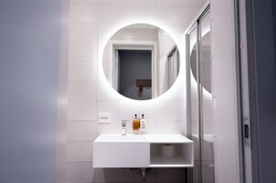 Um polibã, um secador de cabelo, Piso aquecido (casa de banho) 
