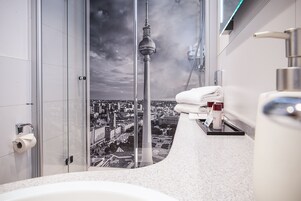 Chuveiro, secador de cabelo, toalhas de banho 