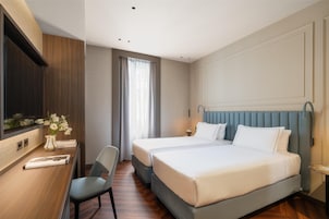 Roupa de alta qualidade, edredões de penas, minibar, cofre no quarto