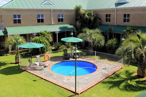 Piscina exterior, guarda-sóis, espreguiçadeiras 