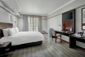 Quarto, 1 cama de casal | 1 quarto, cofre no quarto, secretária, ferro/tábua de engomar 