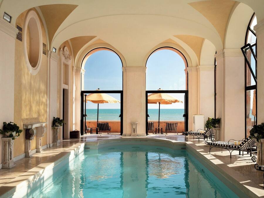 Piscina interior, guarda-sóis, espreguiçadeiras