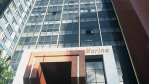 Um edifício alto com uma placa grande 'Marina' na entrada.