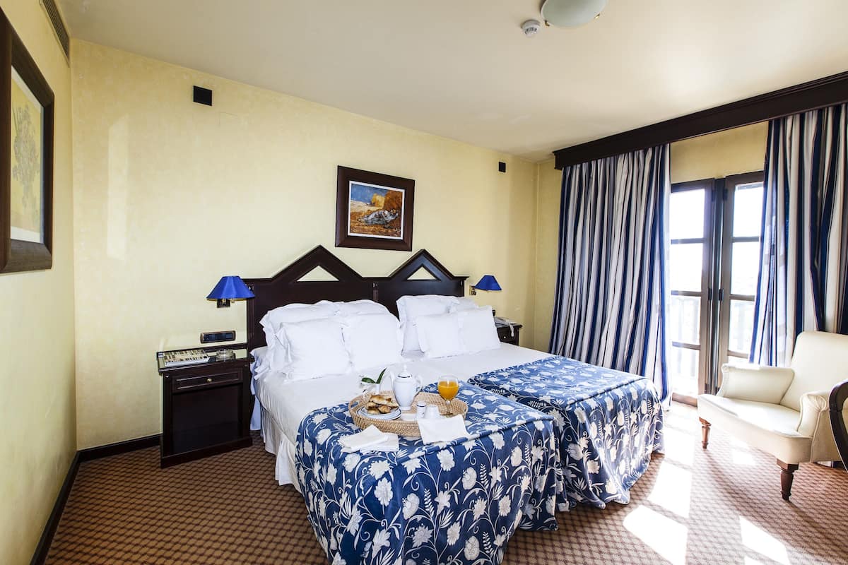 Quarto casal standard | Frigobar, cofres nos quartos, escrivaninha, cortinas blackout