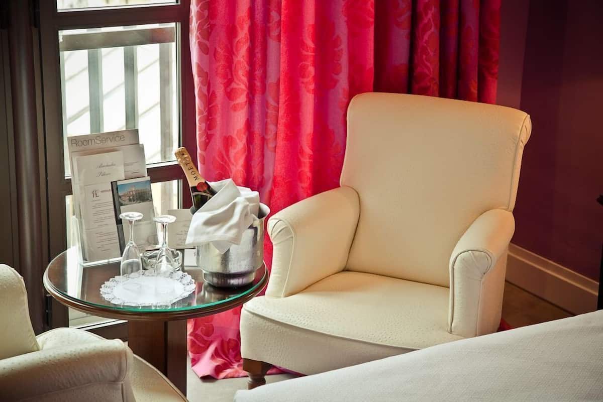 Quarto casal superluxo | Frigobar, cofres nos quartos, escrivaninha, cortinas blackout