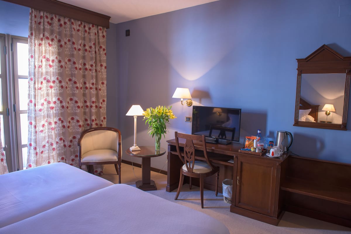 Quarto casal superior | Frigobar, cofres nos quartos, escrivaninha, cortinas blackout
