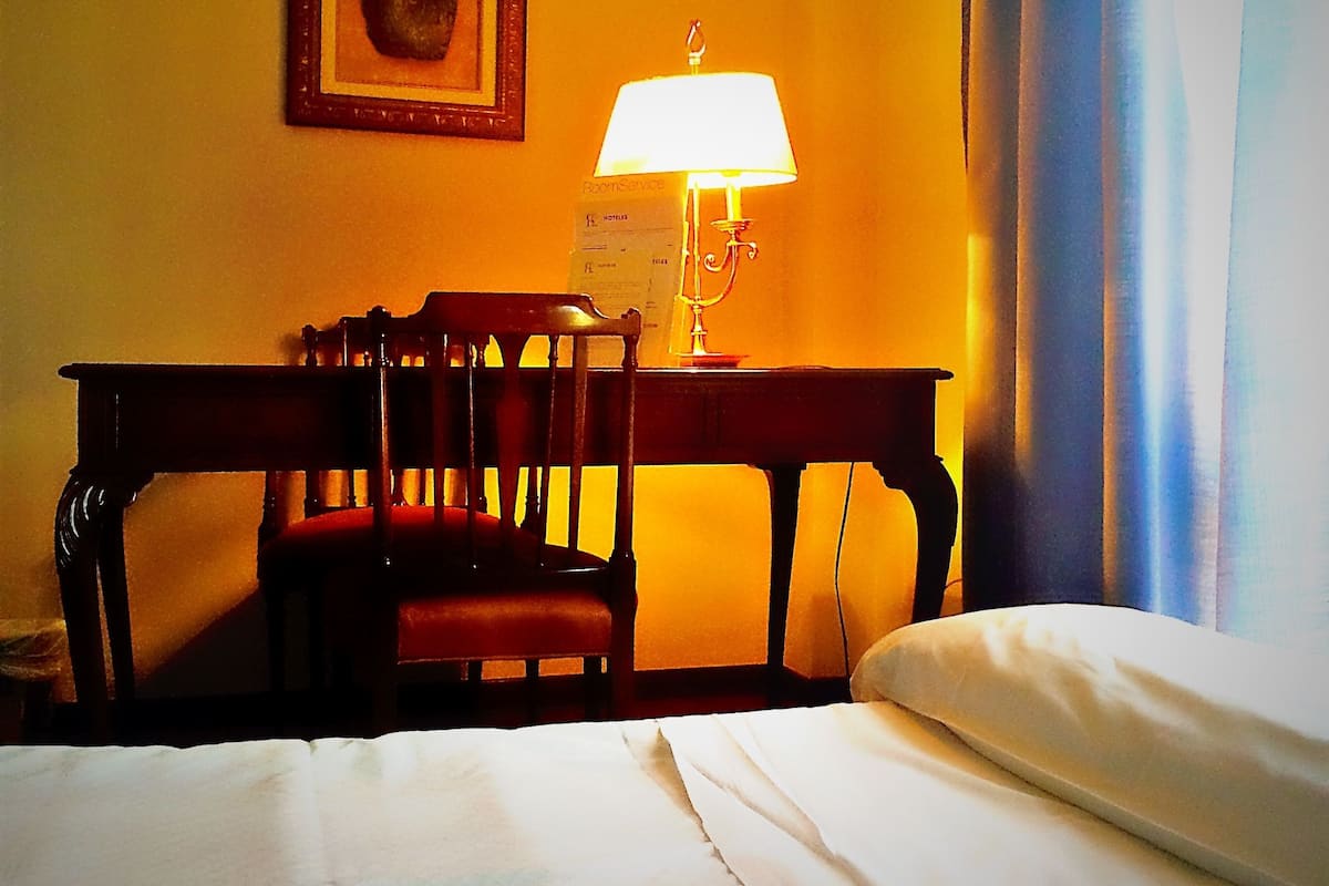 Quarto família | Frigobar, cofres nos quartos, escrivaninha, cortinas blackout
