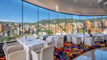 4 restaurantes, pequenos-almoços servidos