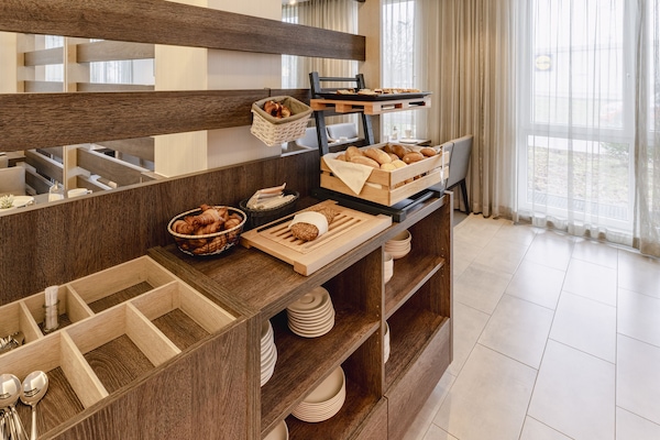 Pequeno-almoço tipo buffet diário (15 EUR por pessoa)