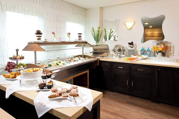 Pequeno-almoço tipo buffet diário (17 EUR por pessoa) 