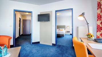 Roupas de cama antialérgicas, escrivaninha, cortinas blackout