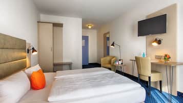 Quarto casal superior | Roupas de cama antialérgicas, individualmente mobiliados, escrivaninha