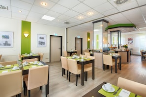 Pequeno-almoço tipo buffet diário (17 EUR por pessoa)