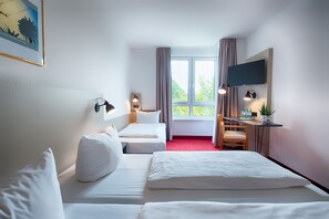 Quarto triplo empresarial | Escrivaninha, quartos à prova de som, ferros/tábuas de passar roupa