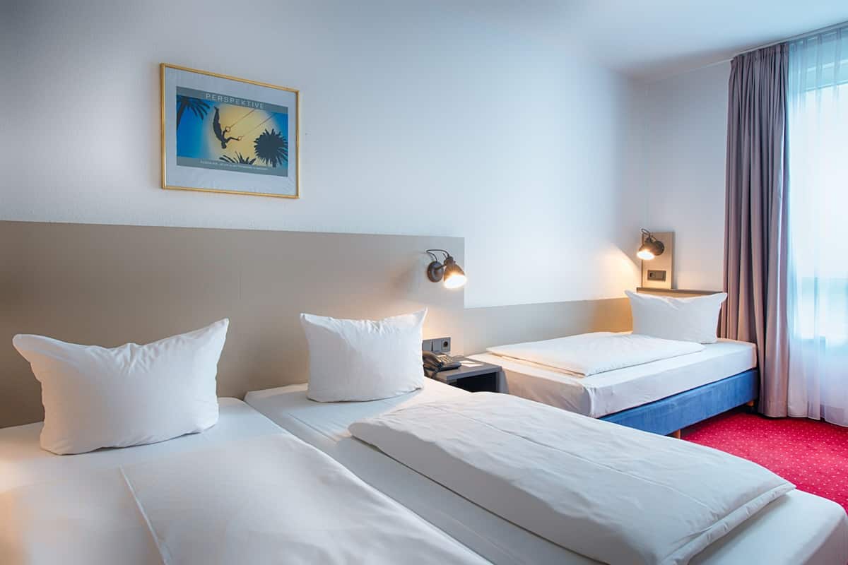 Quarto triplo empresarial | Escrivaninha, quartos à prova de som, ferros/tábuas de passar roupa