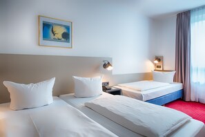 Quarto triplo empresarial | Escrivaninha, quartos à prova de som, ferros/tábuas de passar roupa