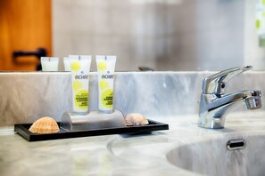 Escrivaninha, quartos à prova de som, ferros/tábuas de passar roupa