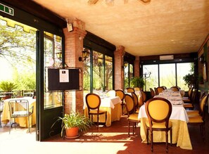 Pequenos-almoços, almoços, jantares servidos, cozinha local