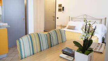 Studio, 1 Bedroom, Annex Building (Depandance, no elevator) | Área de estar | TV 22 polegadas com canais a cabo