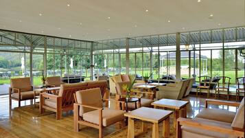 Terraço com espreguiçadeiras