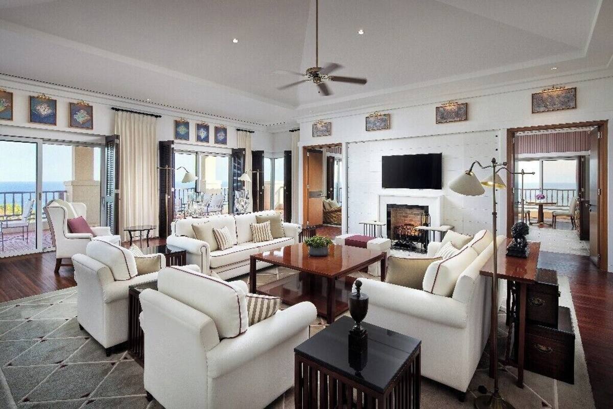 Presidential Suite - Breakfast/lunch for 4, treat, express check-in, pickup/dropoff (pre-arranged) | Roupa de alta qualidade, edredões de penas, minibar, cofre no quarto 