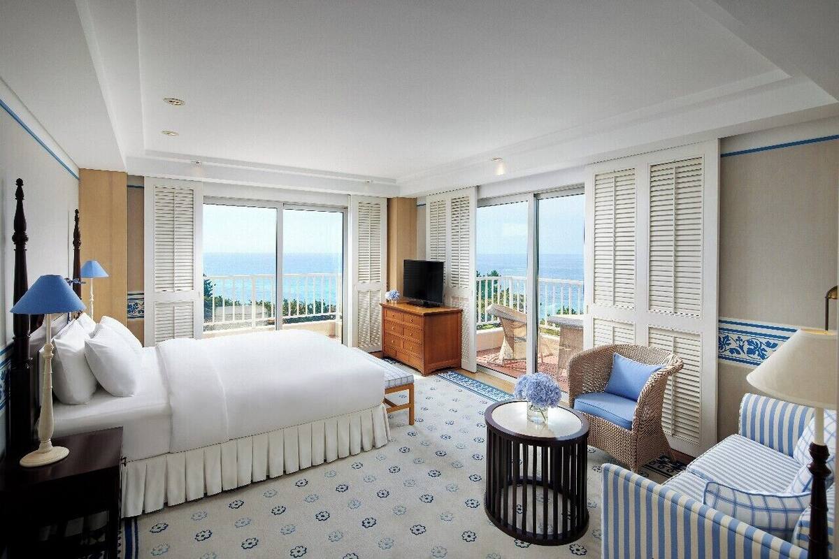 Royal Suite - Breakfast/lunch for 4, welcome treat, express check-in, pickup/drop-off (pre-arranged) | Roupa de alta qualidade, edredões de penas, minibar, cofre no quarto 