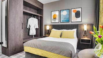 Quarto casal | Roupas de cama premium, cofres nos quartos, escrivaninha