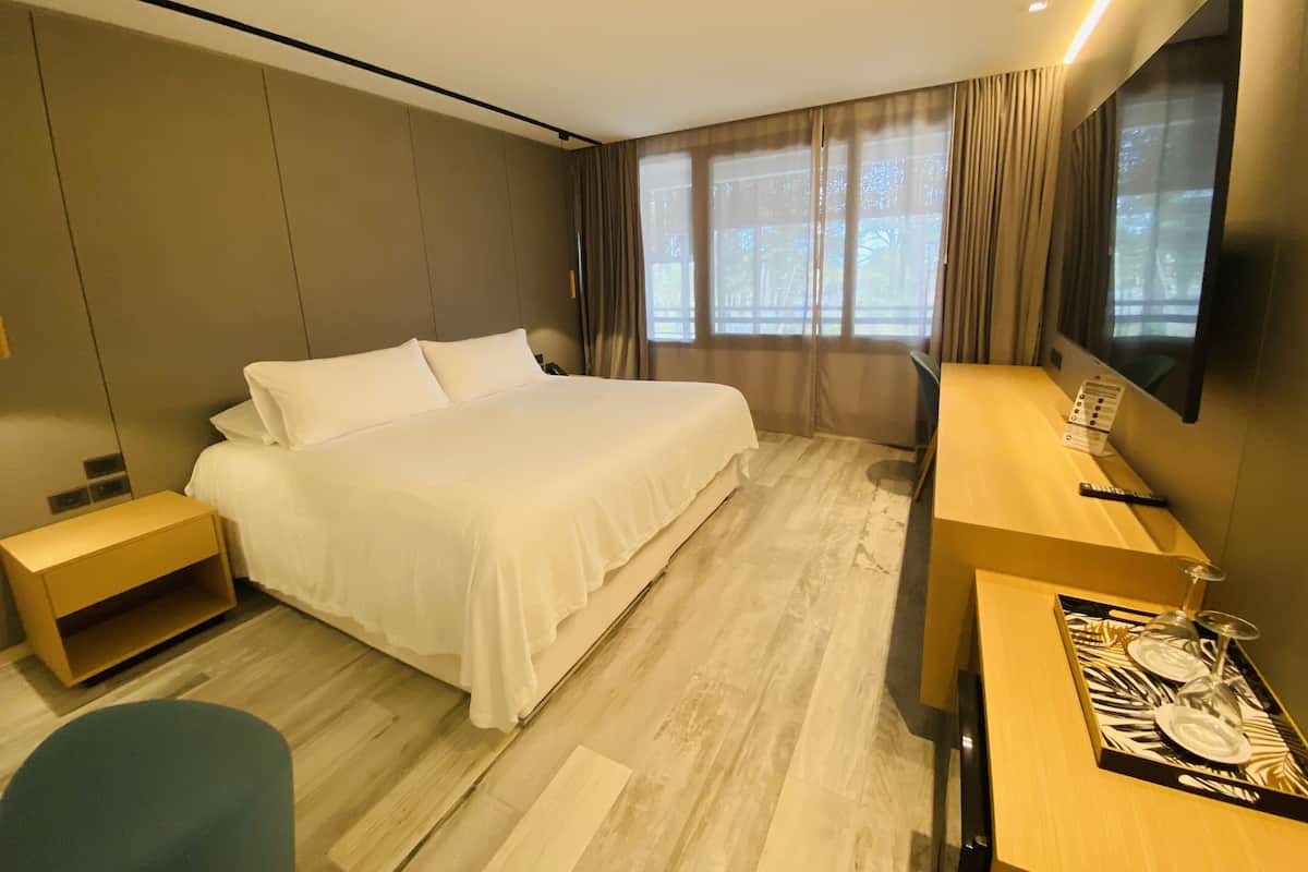 Suite-Estúdio, banheira de hidromassagem grande | 1 quarto, minibar, cofre no quarto, secretária