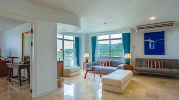 1 quarto, cofre no quarto, secretária, ferro/tábua de engomar