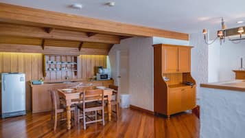 1 quarto, cofre no quarto, secretária, ferro/tábua de engomar