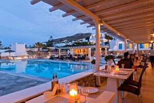 Pequenos-almoços, almoços, jantares servidos, junto à piscina 