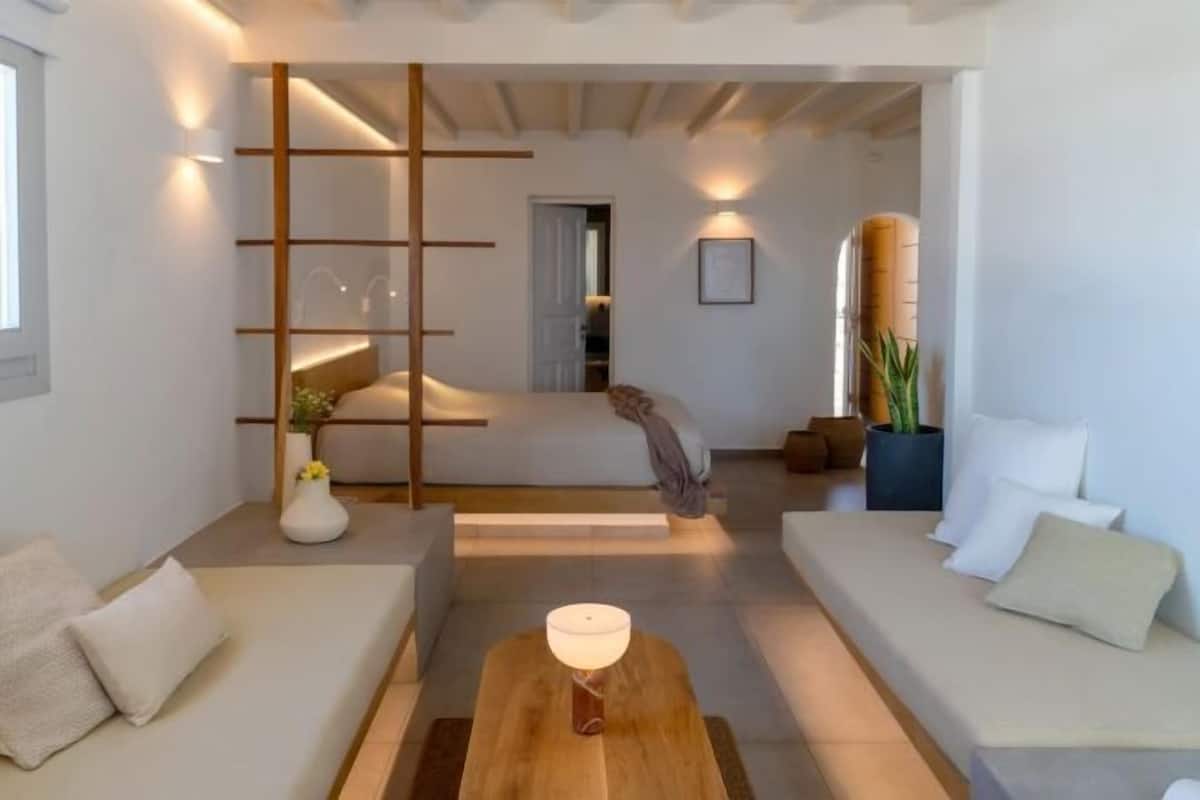 Frigobar, cofres nos quartos, escrivaninha