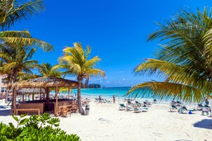 Uma praia privada, praia de areia branca, espreguiçadeiras 